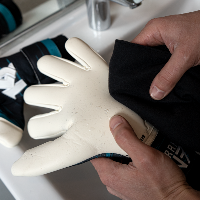 KEEPERsport TOWEL 30 cm x (80+15cm) - Schwarz